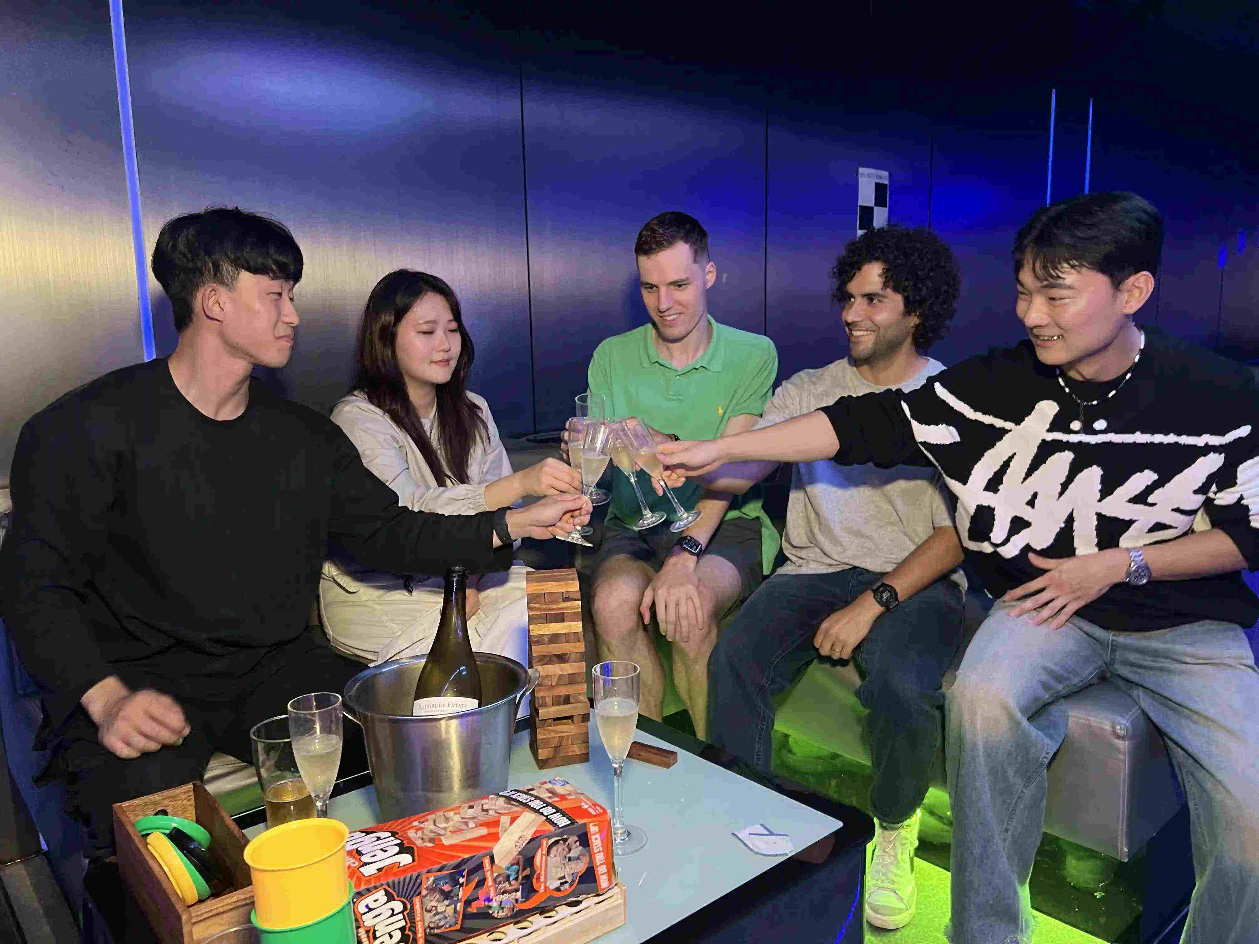 How to Make Friends in Toronto as a Newcomer: Best Places and Tips